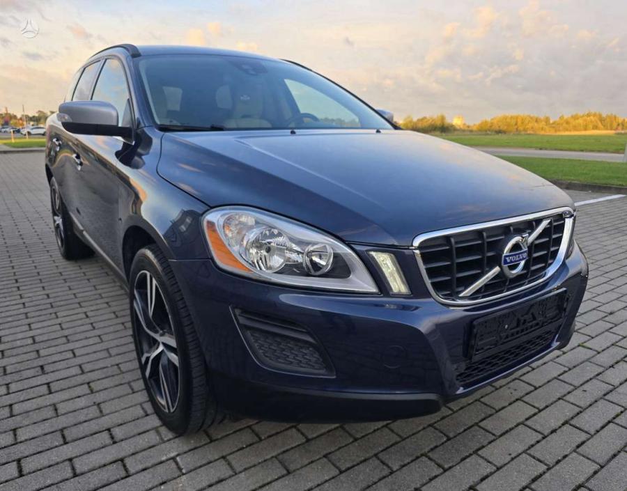 Blue Volvo XC60 2012 in Panevezys, with an engine capacity of 2.40 L and mileage of 342 thousand km for 6999 €, photo 9 on AUTOMOTO.COM.LV