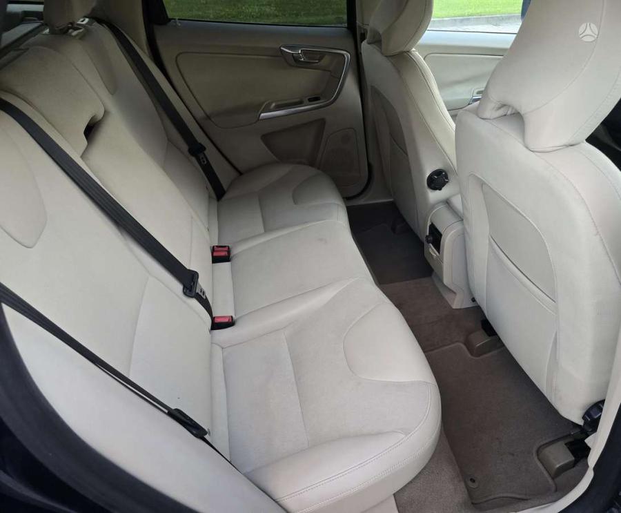 Blue Volvo XC60 2012 in Panevezys, with an engine capacity of 2.40 L and mileage of 342 thousand km for 6999 €, photo 15 on AUTOMOTO.COM.LV