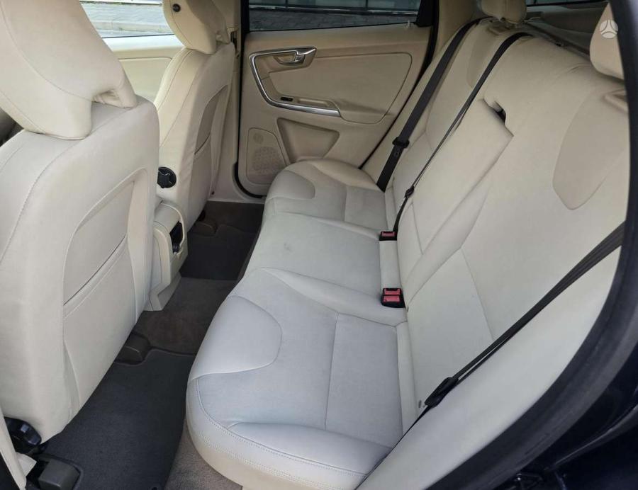 Blue Volvo XC60 2012 in Panevezys, with an engine capacity of 2.40 L and mileage of 342 thousand km for 6999 €, photo 17 on AUTOMOTO.COM.LV