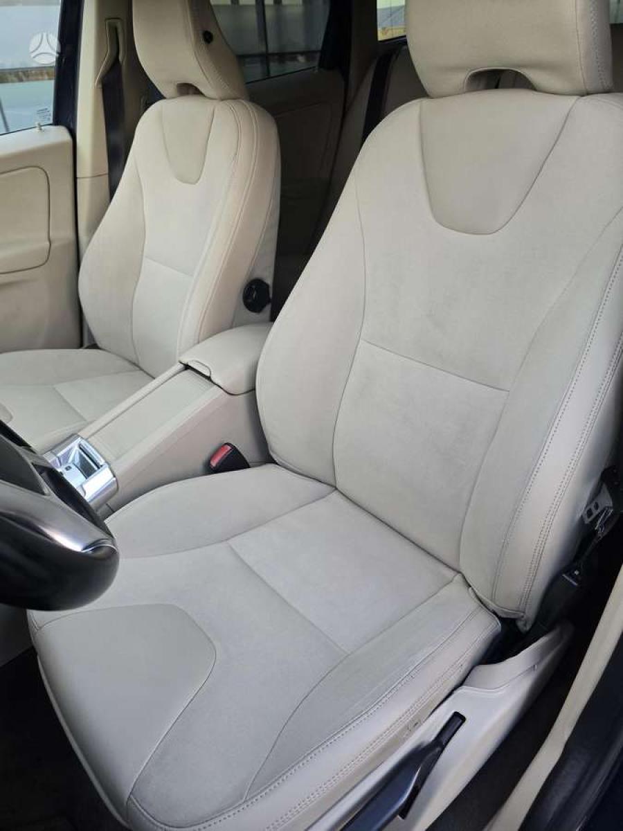 Blue Volvo XC60 2012 in Panevezys, with an engine capacity of 2.40 L and mileage of 342 thousand km for 6999 €, photo 19 on AUTOMOTO.COM.LV