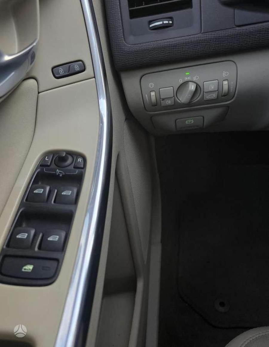 Blue Volvo XC60 2012 in Panevezys, with an engine capacity of 2.40 L and mileage of 342 thousand km for 6999 €, photo 21 on AUTOMOTO.COM.LV