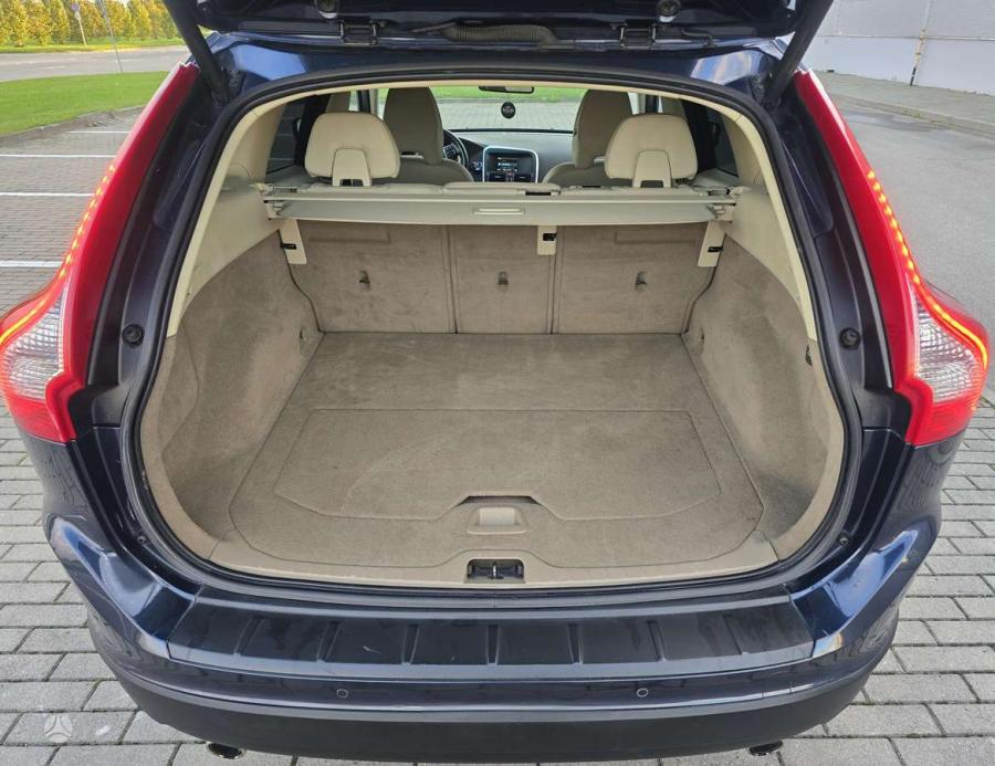 Blue Volvo XC60 2012 in Panevezys, with an engine capacity of 2.40 L and mileage of 342 thousand km for 6999 €, photo 31 on AUTOMOTO.COM.LV