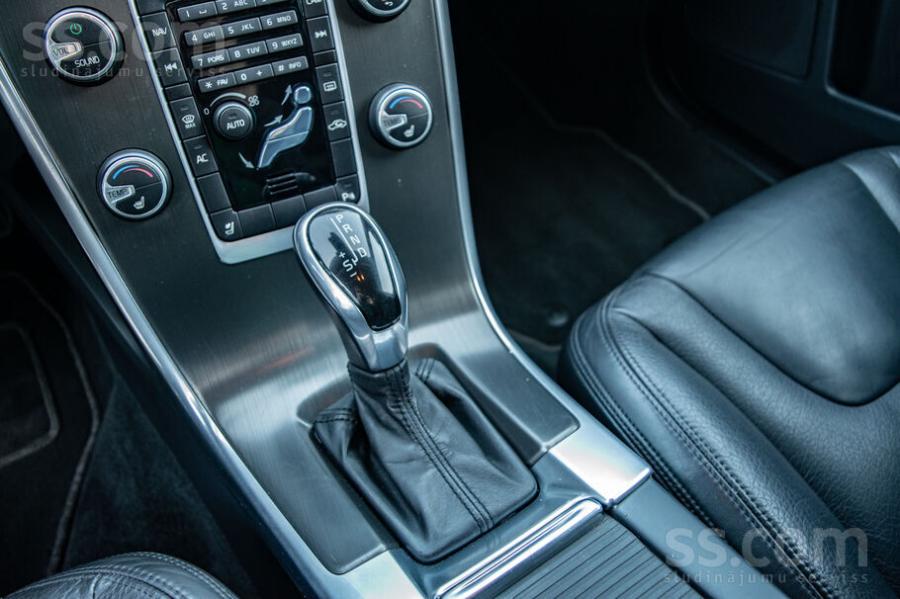 Zils Volvo XC60 2013 Rīga, ar dzinēja tilpumu 2.00 L un nobraukumu 250 tūkst. km par 12990 €, foto 19 vietnē AUTOMOTO.COM.LV
