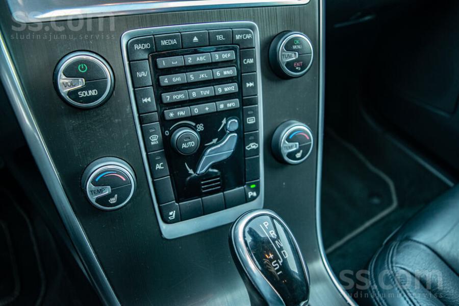 Zils Volvo XC60 2013 Rīga, ar dzinēja tilpumu 2.00 L un nobraukumu 250 tūkst. km par 12990 €, foto 24 vietnē AUTOMOTO.COM.LV