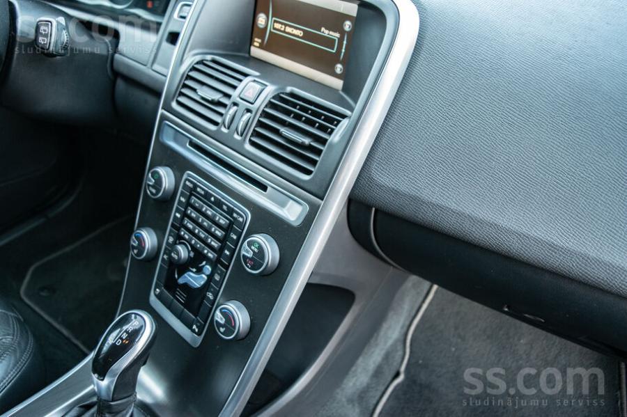 Zils Volvo XC60 2013 Rīga, ar dzinēja tilpumu 2.00 L un nobraukumu 250 tūkst. km par 12990 €, foto 32 vietnē AUTOMOTO.COM.LV