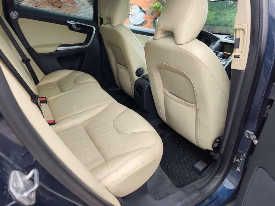 Blue Volvo XC60 2013 in Siauliai, with an engine capacity of 2.40 L and mileage of 256 thousand km for 10500 €, photo 15 on AUTOMOTO.COM.LV