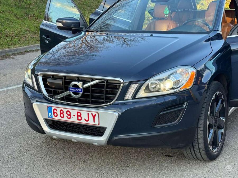 Blue Volvo XC60 2013 in Jonava, with an engine capacity of 2.40 L and mileage of 290 thousand km for 10899 €, photo 5 on AUTOMOTO.COM.LV