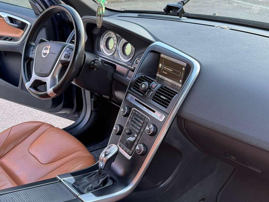 Blue Volvo XC60 2013 in Jonava, with an engine capacity of 2.40 L and mileage of 290 thousand km for 10899 €, photo 14 on AUTOMOTO.COM.LV