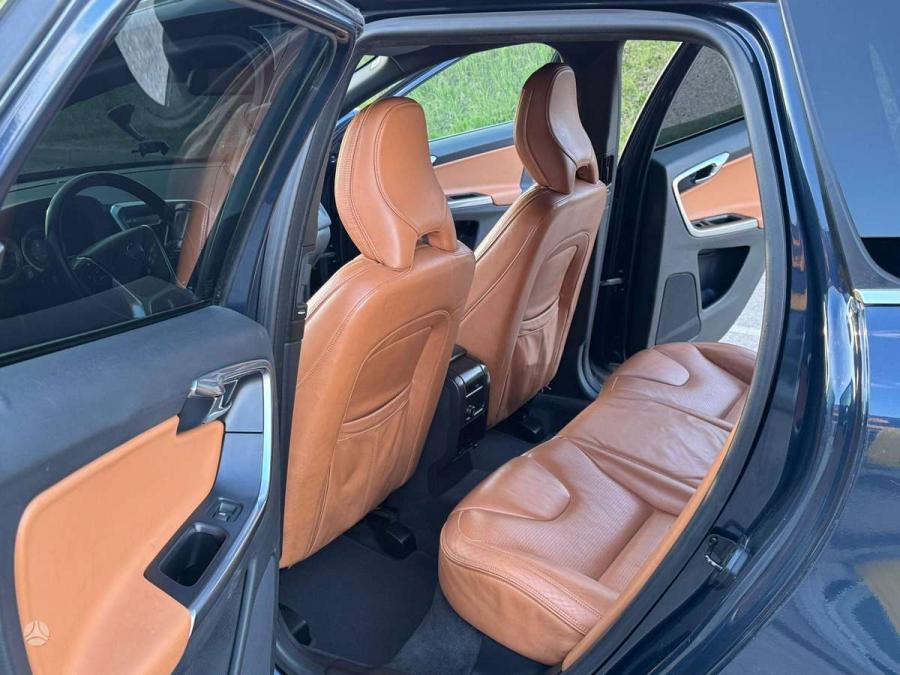 Blue Volvo XC60 2013 in Jonava, with an engine capacity of 2.40 L and mileage of 290 thousand km for 10899 €, photo 16 on AUTOMOTO.COM.LV