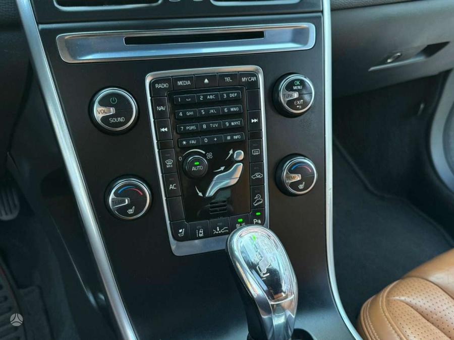 Blue Volvo XC60 2013 in Jonava, with an engine capacity of 2.40 L and mileage of 290 thousand km for 10899 €, photo 24 on AUTOMOTO.COM.LV