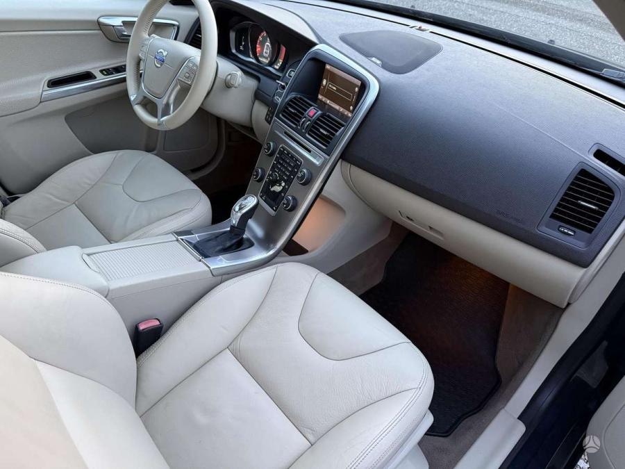 Blue Volvo XC60 2013 in Siauliai, with an engine capacity of 2.95 L and mileage of 228 thousand km for 8850 €, photo 11 on AUTOMOTO.COM.LV
