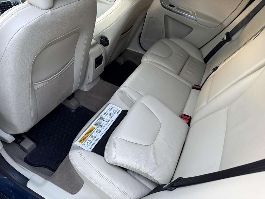 Blue Volvo XC60 2013 in Siauliai, with an engine capacity of 2.95 L and mileage of 228 thousand km for 8850 €, photo 12 on AUTOMOTO.COM.LV