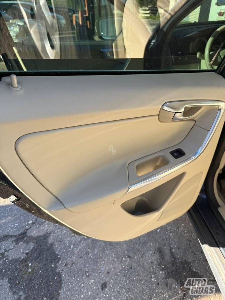 Zils Volvo XC60 2013 Kauņa, ar dzinēja tilpumu 3.20 L un nobraukumu 127 tūkst. km par 4500 €, foto 35 vietnē AUTOMOTO.COM.LV