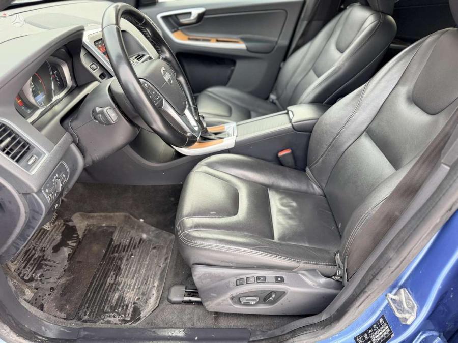 Blue Volvo XC60 2014 in Vilnius, with an engine capacity of 2.40 L and mileage of 209 thousand km for 13300 €, photo 15 on AUTOMOTO.COM.LV