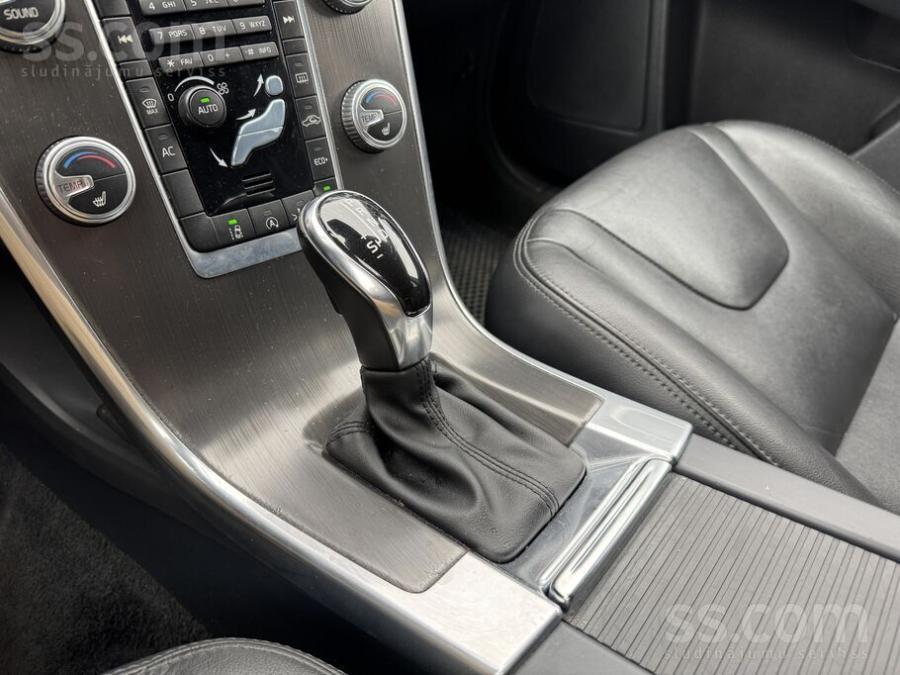 Zils Volvo XC60 2014 Daugavpils, ar dzinēja tilpumu 2.00 L un nobraukumu 219 tūkst. km par 7900 €, foto 13 vietnē AUTOMOTO.COM.LV