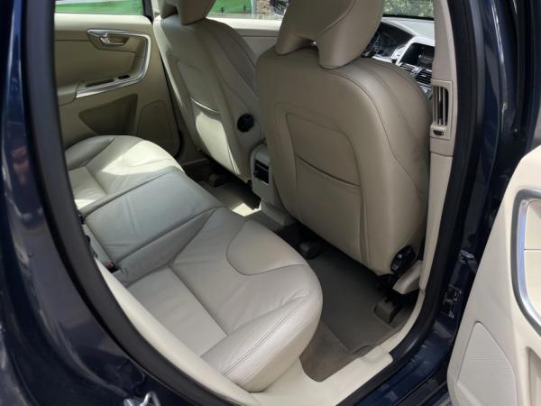 Blue Volvo XC60 2014 in Riga, with an engine capacity of 2.40 L and mileage of 173 thousand km for 11990 €, photo 9 on AUTOMOTO.COM.LV