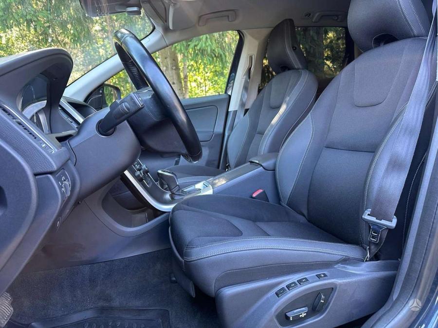 Blue Volvo XC60 2014 in Vilnius, with an engine capacity of 2.40 L and mileage of 276 thousand km for 12900 €, photo 26 on AUTOMOTO.COM.LV