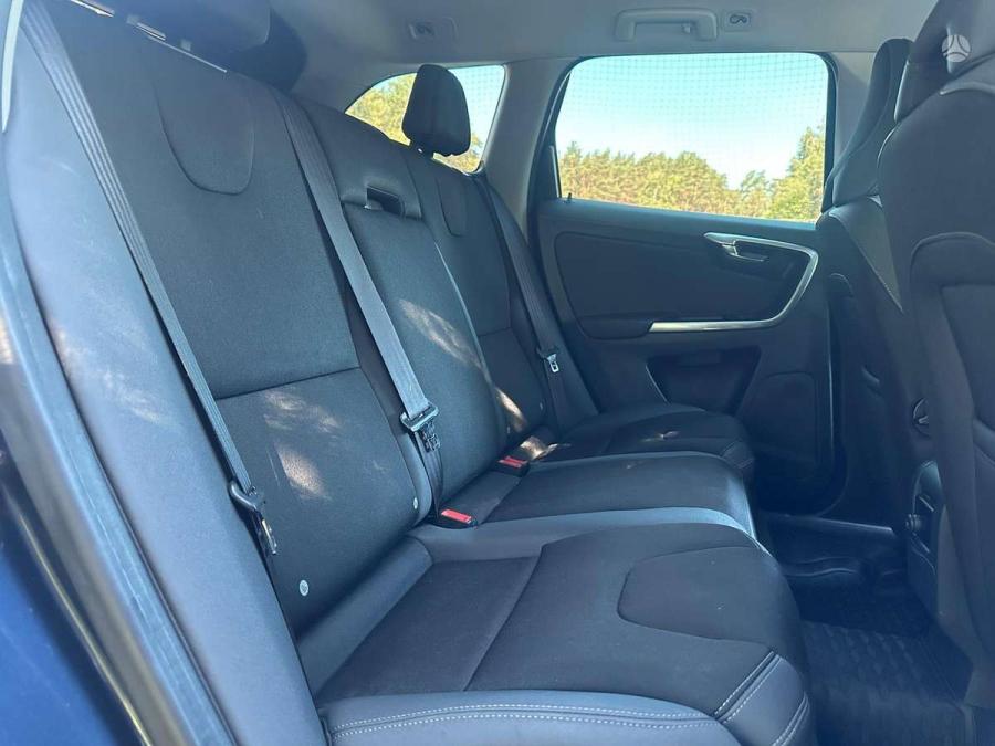 Blue Volvo XC60 2014 in Vilnius, with an engine capacity of 2.40 L and mileage of 276 thousand km for 12900 €, photo 28 on AUTOMOTO.COM.LV
