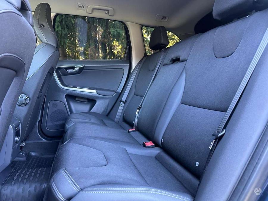 Blue Volvo XC60 2014 in Vilnius, with an engine capacity of 2.40 L and mileage of 276 thousand km for 12900 €, photo 29 on AUTOMOTO.COM.LV