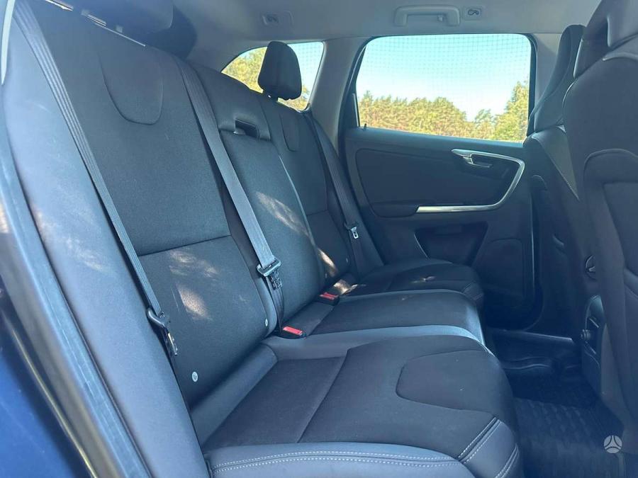 Blue Volvo XC60 2014 in Vilnius, with an engine capacity of 2.40 L and mileage of 276 thousand km for 12500 €, photo 29 on AUTOMOTO.COM.LV