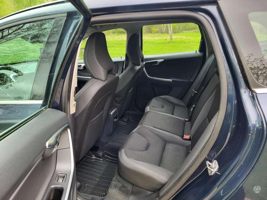 Blue Volvo XC60 2014 in Siauliai, with an engine capacity of 2.00 L and mileage of 340 thousand km for 7550 €, photo 10 on AUTOMOTO.COM.LV