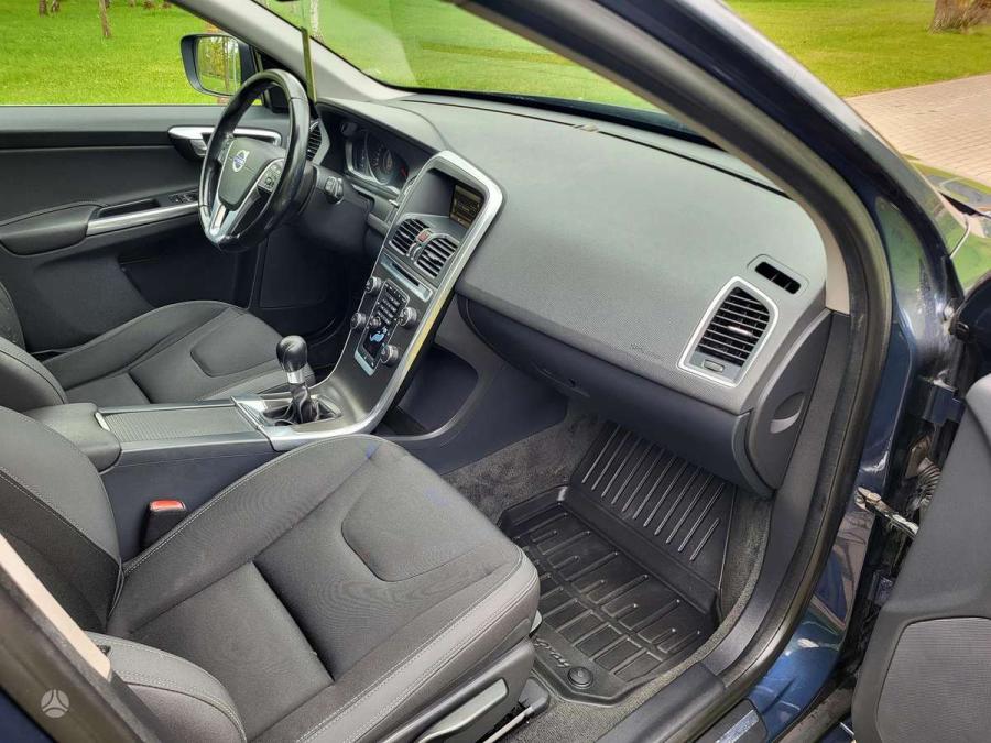 Blue Volvo XC60 2014 in Siauliai, with an engine capacity of 2.00 L and mileage of 340 thousand km for 7550 €, photo 22 on AUTOMOTO.COM.LV