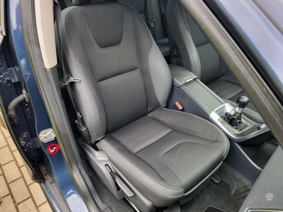 Blue Volvo XC60 2014 in Siauliai, with an engine capacity of 2.00 L and mileage of 340 thousand km for 7550 €, photo 23 on AUTOMOTO.COM.LV