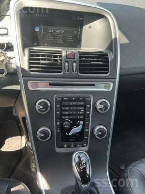 Zils Volvo XC60 2014 Jelgava, ar dzinēja tilpumu 2.00 L un nobraukumu 253 tūkst. km par 12000 €, foto 9 vietnē AUTOMOTO.COM.LV