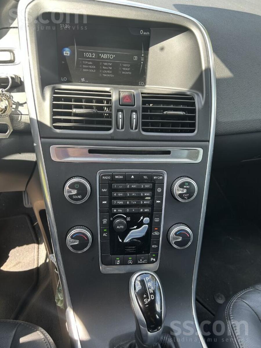 Zils Volvo XC60 2014 Jelgava, ar dzinēja tilpumu 2.00 L un nobraukumu 253 tūkst. km par 12000 €, foto 9 vietnē AUTOMOTO.COM.LV