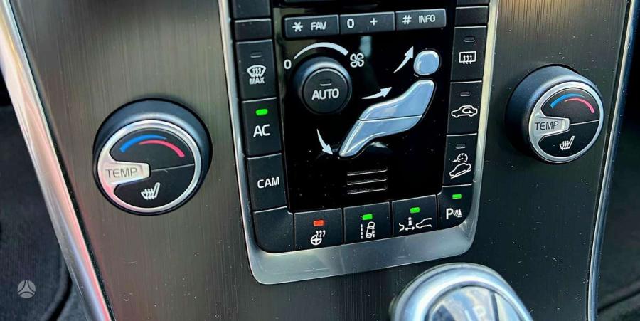 Blue Volvo XC60 2014 in Utena, with an engine capacity of 2.40 L and mileage of 326 thousand km for 13999 €, photo 7 on AUTOMOTO.COM.LV