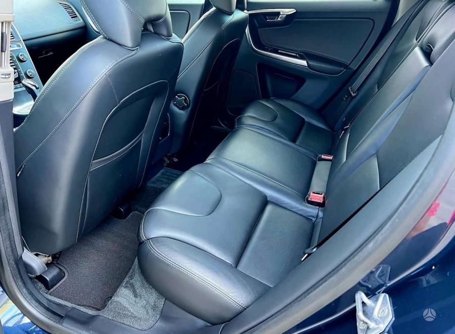 Blue Volvo XC60 2014 in Utena, with an engine capacity of 2.40 L and mileage of 326 thousand km for 13999 €, photo 22 on AUTOMOTO.COM.LV