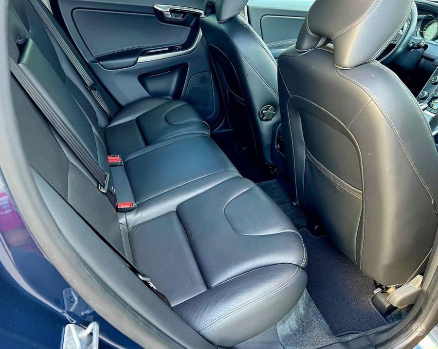 Blue Volvo XC60 2014 in Utena, with an engine capacity of 2.40 L and mileage of 326 thousand km for 13999 €, photo 23 on AUTOMOTO.COM.LV