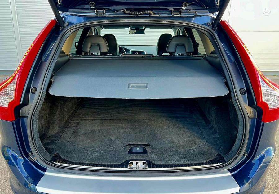Blue Volvo XC60 2014 in Utena, with an engine capacity of 2.40 L and mileage of 326 thousand km for 13999 €, photo 42 on AUTOMOTO.COM.LV