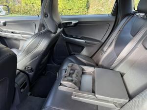 Zils Volvo XC60 2014 Rīga, ar dzinēja tilpumu 2.00 L un nobraukumu 253 tūkst. km par 12555 €, foto 24 vietnē AUTOMOTO.COM.LV