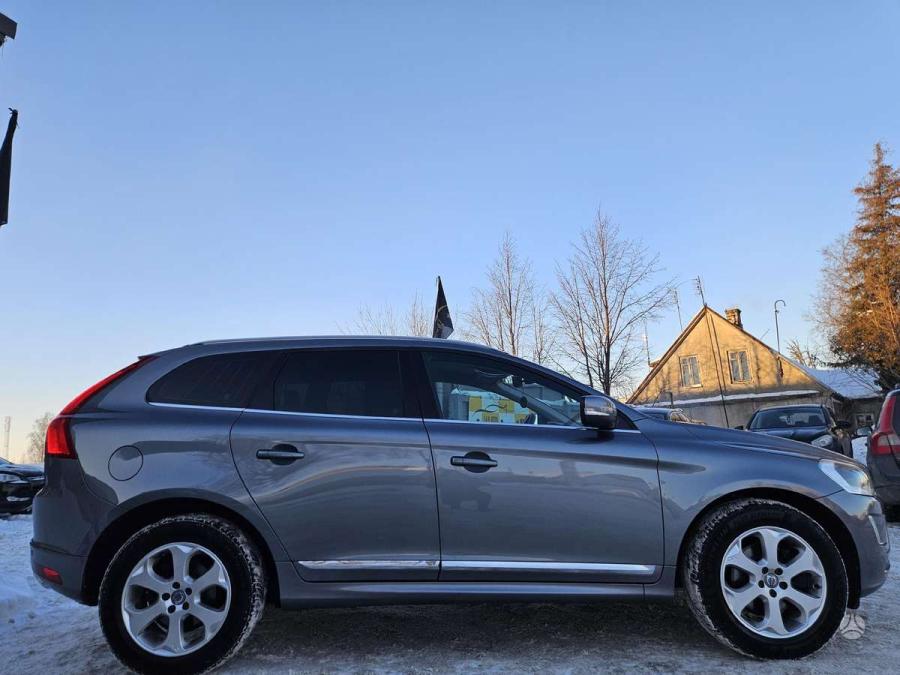 Blue Volvo XC60 2015 in Siauliai, with an engine capacity of 2.40 L and mileage of 238 thousand km for 13950 €, photo 6 on AUTOMOTO.COM.LV