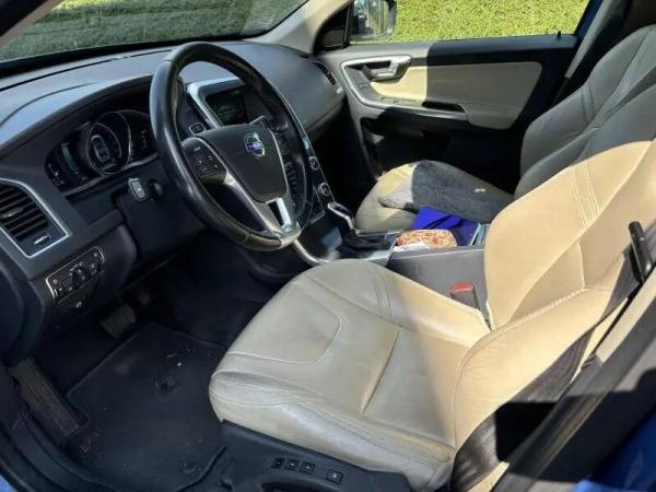 Zils Volvo XC60 2015 Rīga, ar dzinēja tilpumu 2.00 L un nobraukumu 270 tūkst. km par 10500 €, foto 8 vietnē AUTOMOTO.COM.LV