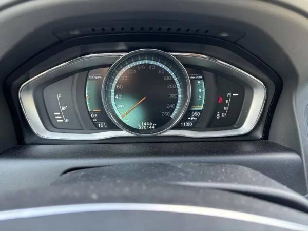 Zils Volvo XC60 2015 Rīga, ar dzinēja tilpumu 2.00 L un nobraukumu 270 tūkst. km par 10500 €, foto 9 vietnē AUTOMOTO.COM.LV