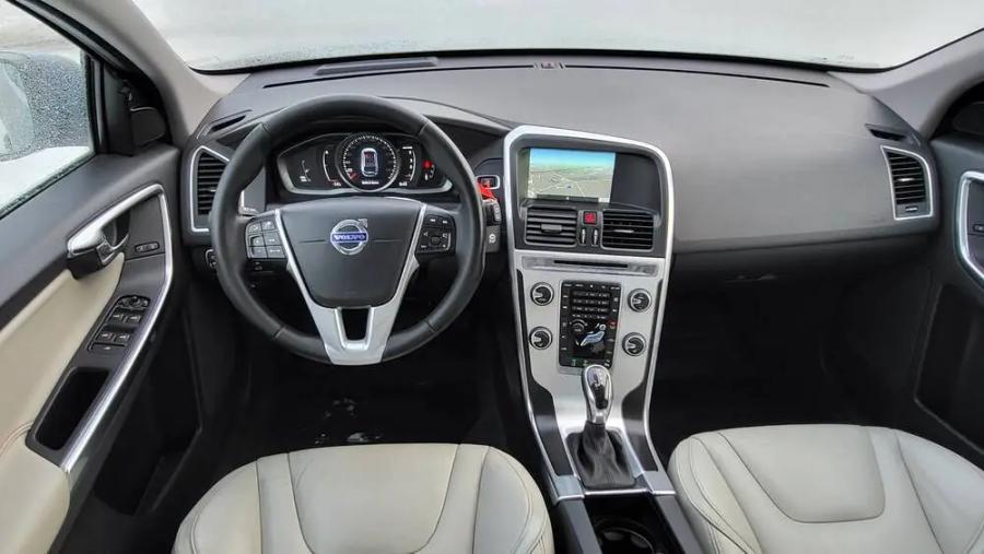 Blue Volvo XC60 2015 in Riga, with an engine capacity of 2.00 L and mileage of 247 thousand km for 10900 €, photo 8 on AUTOMOTO.COM.LV