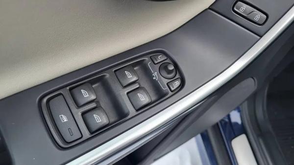 Zils Volvo XC60 2015 Rīga, ar dzinēja tilpumu 2.00 L un nobraukumu 247 tūkst. km par 10900 €, foto 8 vietnē AUTOMOTO.COM.LV