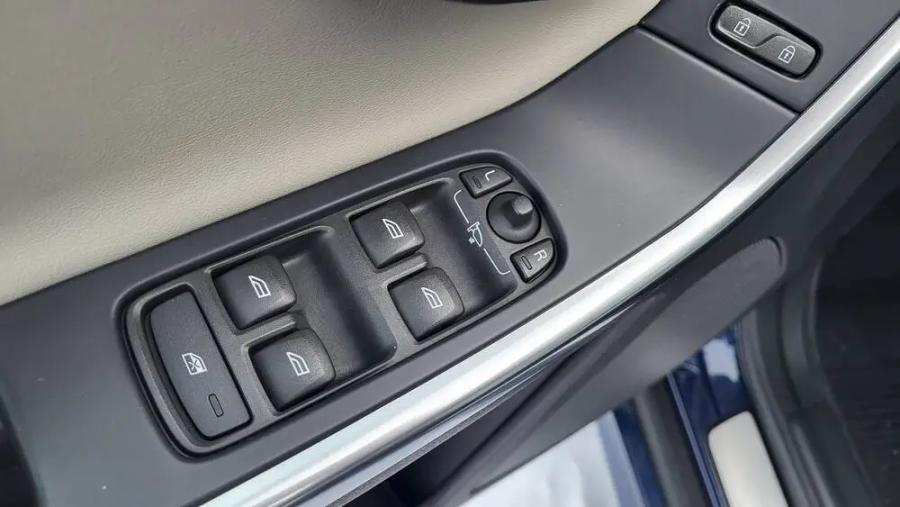 Blue Volvo XC60 2015 in Riga, with an engine capacity of 2.00 L and mileage of 247 thousand km for 10900 €, photo 9 on AUTOMOTO.COM.LV