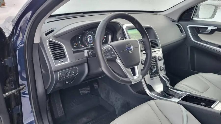 Blue Volvo XC60 2015 in Riga, with an engine capacity of 2.00 L and mileage of 247 thousand km for 10900 €, photo 11 on AUTOMOTO.COM.LV