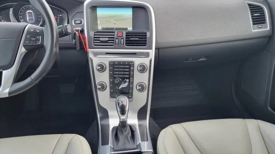 Blue Volvo XC60 2015 in Riga, with an engine capacity of 2.00 L and mileage of 247 thousand km for 10900 €, photo 12 on AUTOMOTO.COM.LV