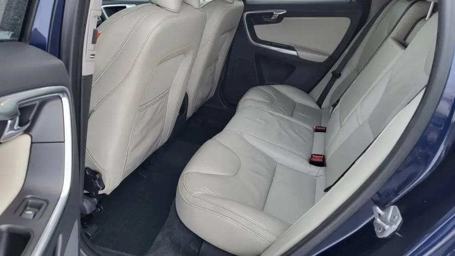 Blue Volvo XC60 2015 in Riga, with an engine capacity of 2.00 L and mileage of 247 thousand km for 10900 €, photo 19 on AUTOMOTO.COM.LV