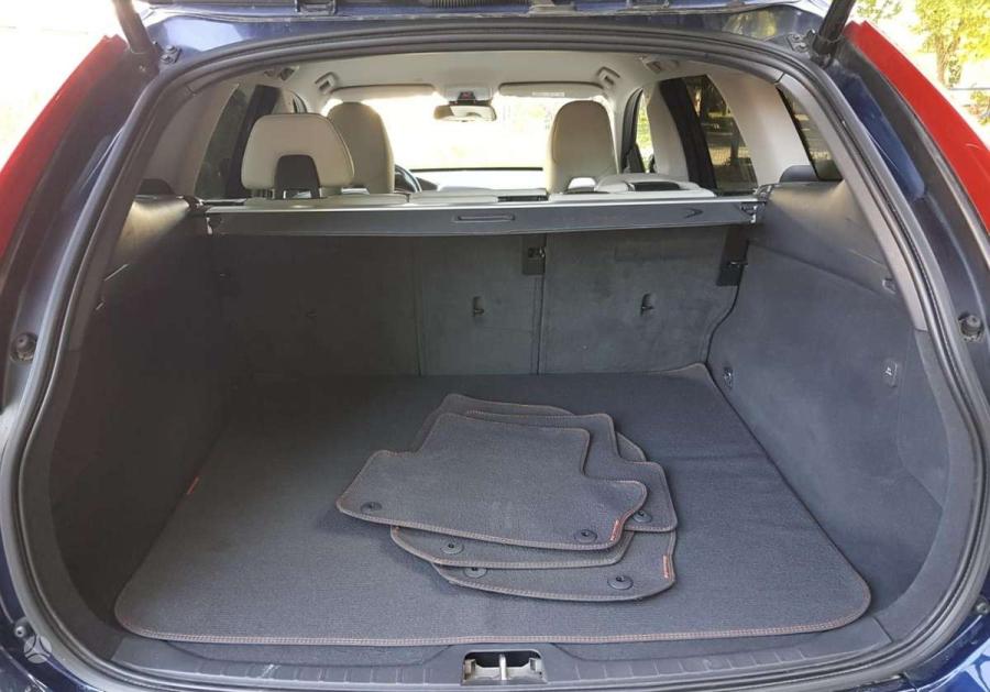 Blue Volvo XC60 2015 in Siauliai, with an engine capacity of 1.97 L and mileage of 199 thousand km for 11200 €, photo 16 on AUTOMOTO.COM.LV