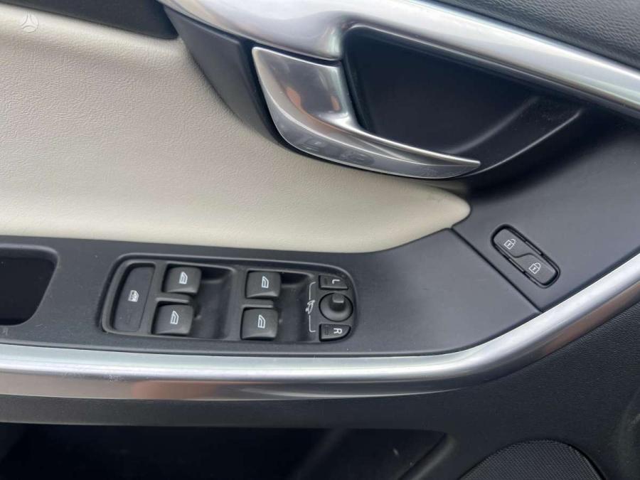 Zils Volvo XC60 2015 Telšiai, ar dzinēja tilpumu 2.40 L un nobraukumu 330 tūkst. km par 7999 €, foto 12 vietnē AUTOMOTO.COM.LV