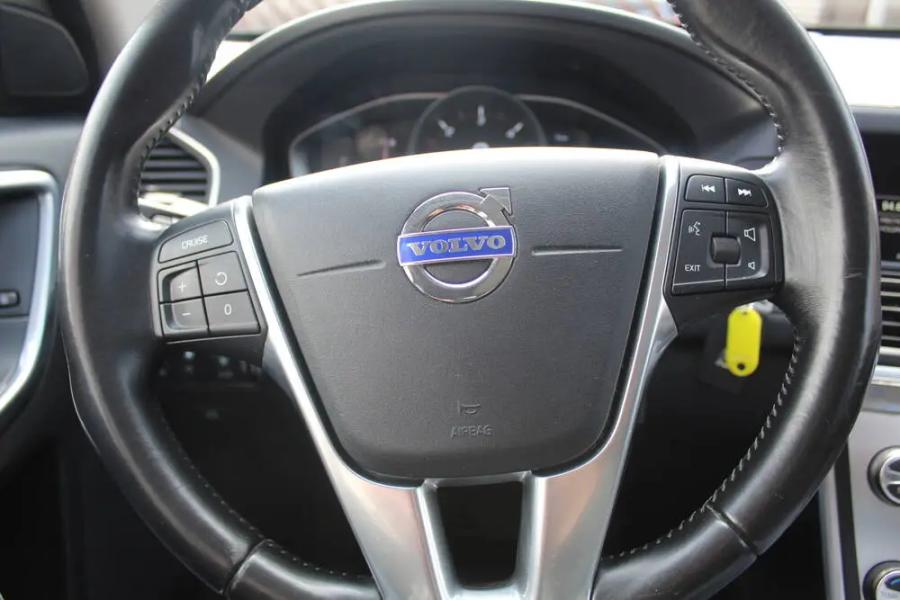 Zils Volvo XC60 2015 Liepāja, ar dzinēja tilpumu 2.00 L un nobraukumu 250 tūkst. km par 12300 €, foto 12 vietnē AUTOMOTO.COM.LV
