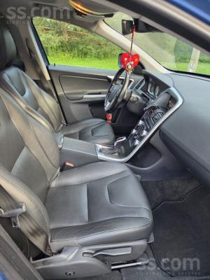 Blue Volvo XC60 2015 in Riga, with an engine capacity of 2.00 L and mileage of 354 thousand km for 12899 €, photo 6 on AUTOMOTO.COM.LV