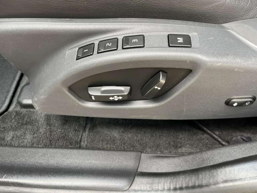 Blue Volvo XC60 2015 in Siauliai, with an engine capacity of 2.40 L and mileage of 250 thousand km for 14200 €, photo 15 on AUTOMOTO.COM.LV