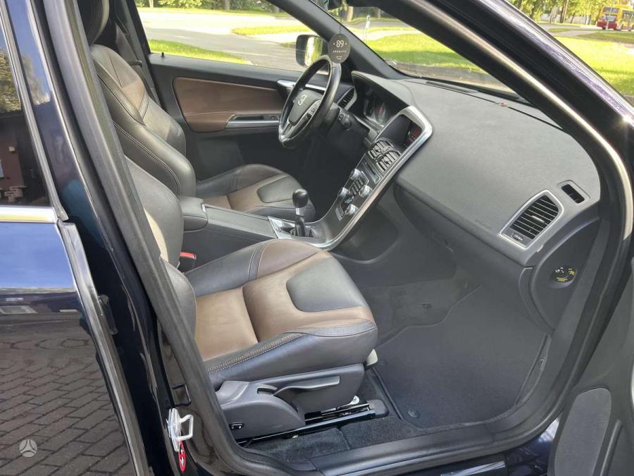 Blue Volvo XC60 2015 in Siauliai, with an engine capacity of 2.40 L and mileage of 250 thousand km for 14200 €, photo 18 on AUTOMOTO.COM.LV