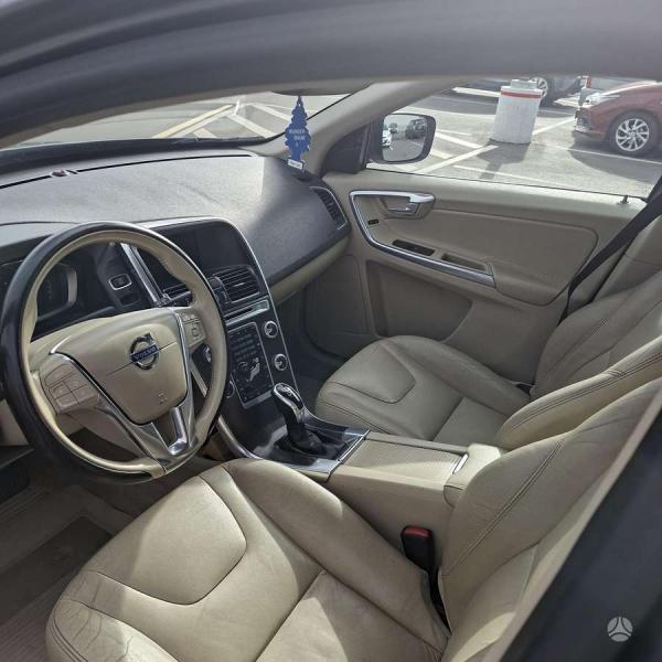 Zils Volvo XC60 2015 Viļņa, ar dzinēja tilpumu 1.97 L un nobraukumu 255 tūkst. km par 9500 €, foto 5 vietnē AUTOMOTO.COM.LV